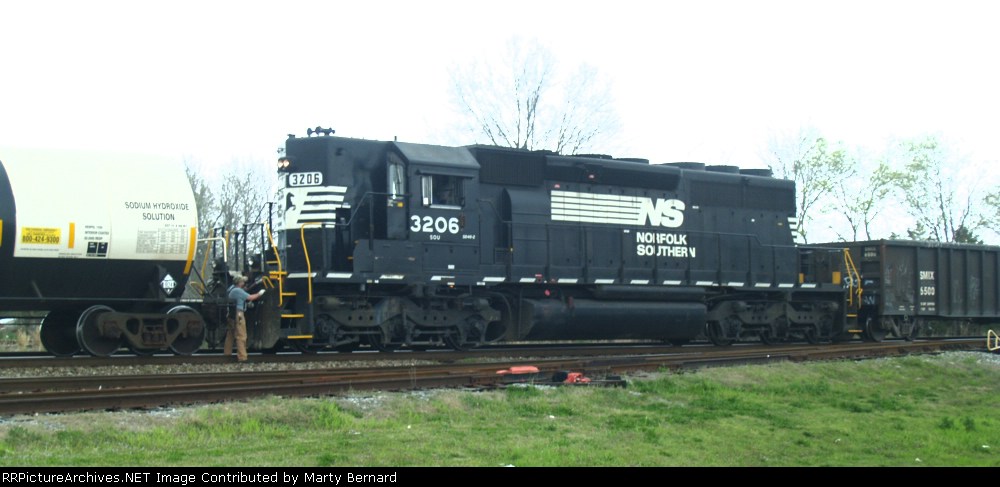 NS 3206 Switching with Cars on Both Ends